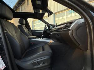 Black BMW X5 2014 in Riga, with an engine capacity of 3.00 L and mileage of 301 thousand km for 18900 €, photo 18 on AUTOMOTO.COM.LV