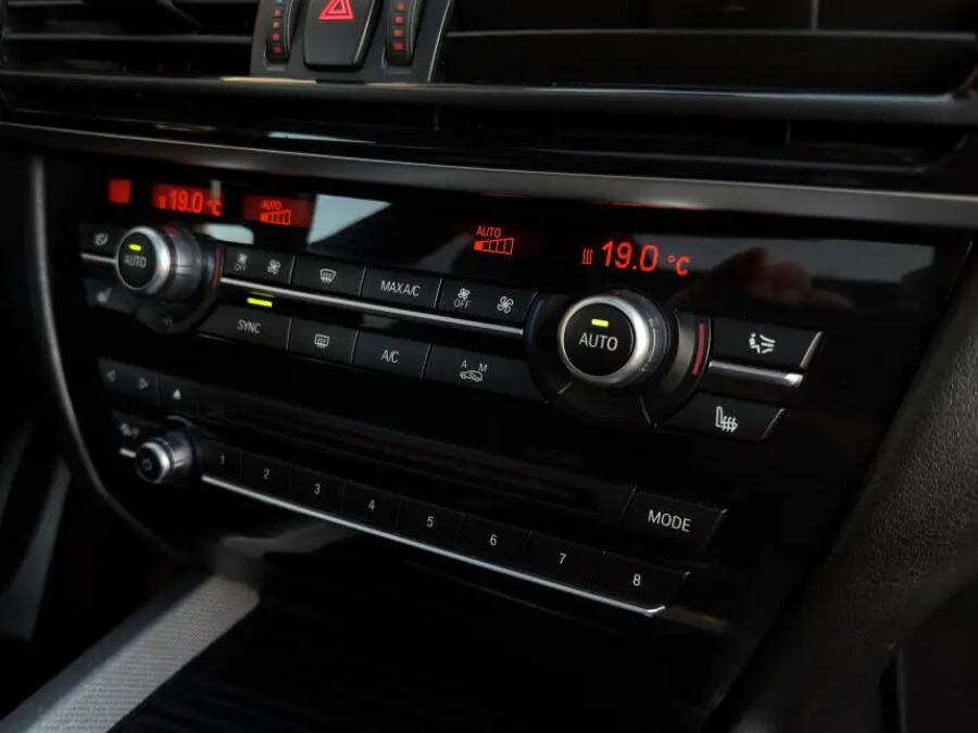 Black BMW X5 2014 in Riga, with an engine capacity of 3.00 L and mileage of 301 thousand km for 18900 €, photo 19 on AUTOMOTO.COM.LV