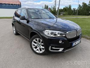 Black BMW X5 2014 in Jekabpils, with an engine capacity of 3.00 L and mileage of 299 thousand km for 16900 €, photo 4 on AUTOMOTO.COM.LV