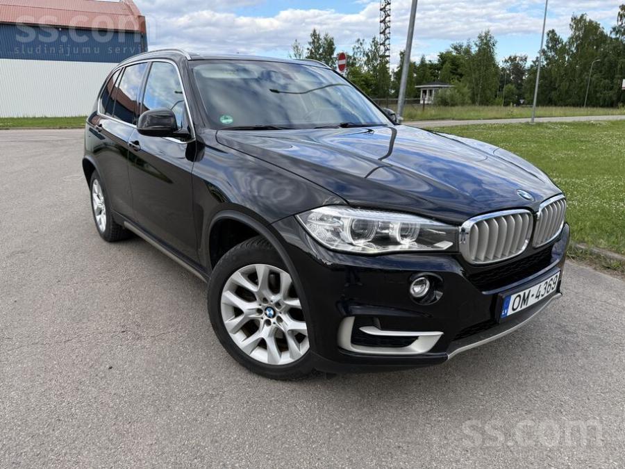Black BMW X5 2014 in Jekabpils, with an engine capacity of 3.00 L and mileage of 299 thousand km for 16900 €, photo 4 on AUTOMOTO.COM.LV