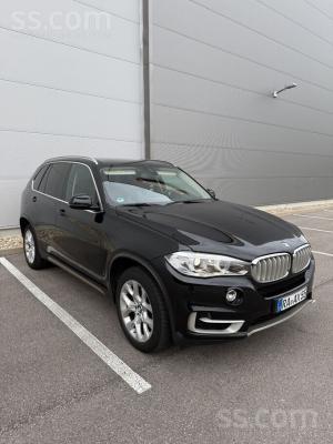 Black BMW X5 2014 in Jekabpils, with an engine capacity of 3.00 L and mileage of 299 thousand km for 16900 €, photo 6 on AUTOMOTO.COM.LV