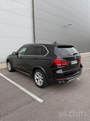 Black BMW X5 2014 in Jekabpils, with an engine capacity of 3.00 L and mileage of 299 thousand km for 16900 €, photo 9 on AUTOMOTO.COM.LV