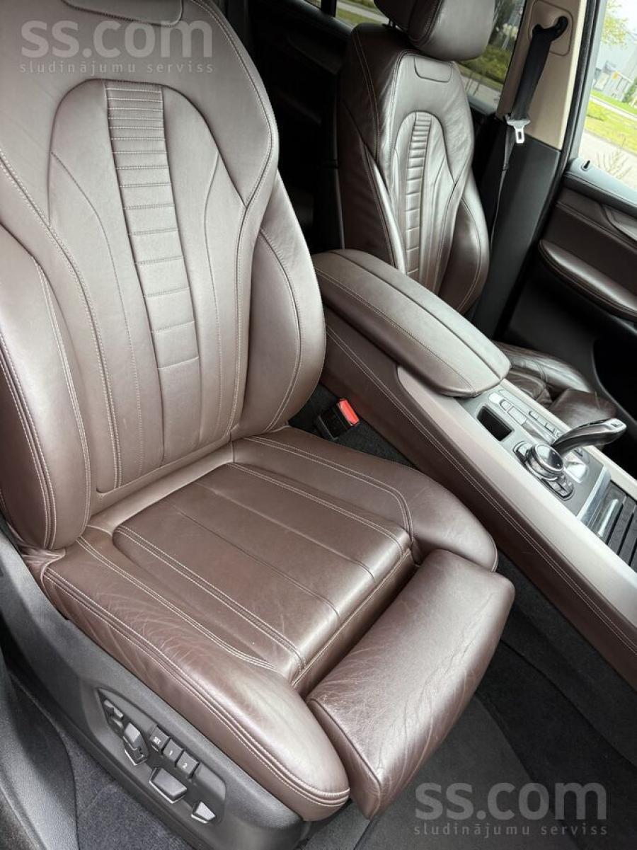 Black BMW X5 2014 in Jekabpils, with an engine capacity of 3.00 L and mileage of 299 thousand km for 16900 €, photo 14 on AUTOMOTO.COM.LV