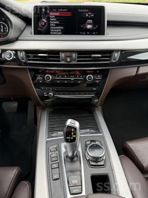 Black BMW X5 2014 in Jekabpils, with an engine capacity of 3.00 L and mileage of 299 thousand km for 16900 €, photo 16 on AUTOMOTO.COM.LV