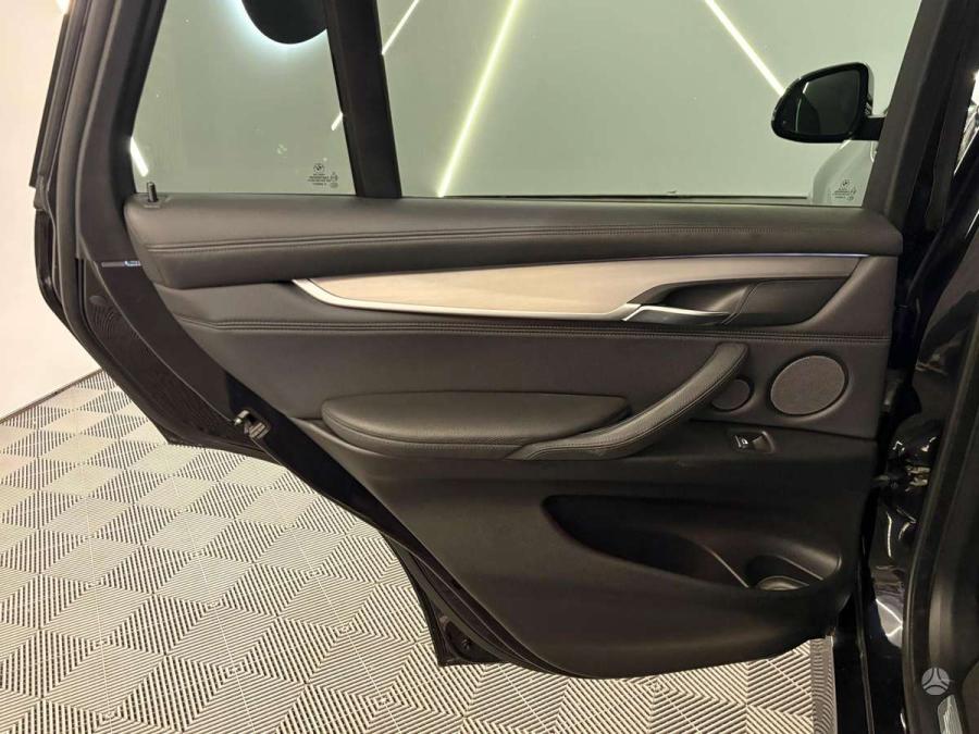 Black BMW X5 2014 in Marijampole, with an engine capacity of 2.99 L and mileage of 260 thousand km for 19750 €, photo 13 on AUTOMOTO.COM.LV