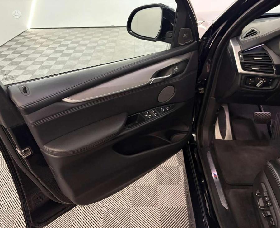 Black BMW X5 2014 in Marijampole, with an engine capacity of 2.99 L and mileage of 260 thousand km for 19750 €, photo 30 on AUTOMOTO.COM.LV