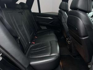 Black BMW X5 2014 in Vilnius, with an engine capacity of 3.00 L and mileage of 281 thousand km for 19999 €, photo 10 on AUTOMOTO.COM.LV