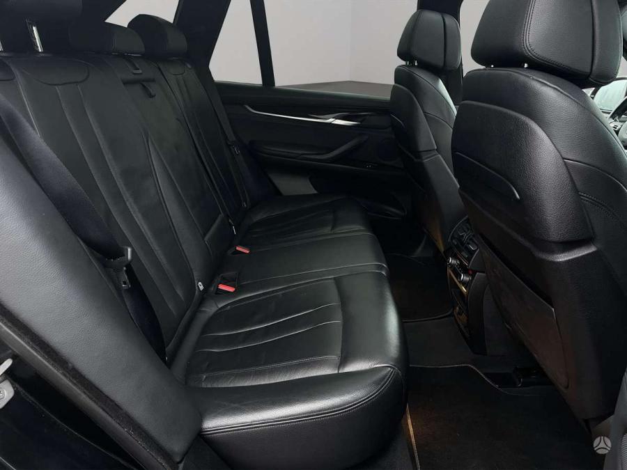 Black BMW X5 2014 in Vilnius, with an engine capacity of 3.00 L and mileage of 281 thousand km for 19999 €, photo 10 on AUTOMOTO.COM.LV