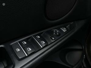 Black BMW X5 2014 in Vilnius, with an engine capacity of 3.00 L and mileage of 281 thousand km for 19999 €, photo 13 on AUTOMOTO.COM.LV