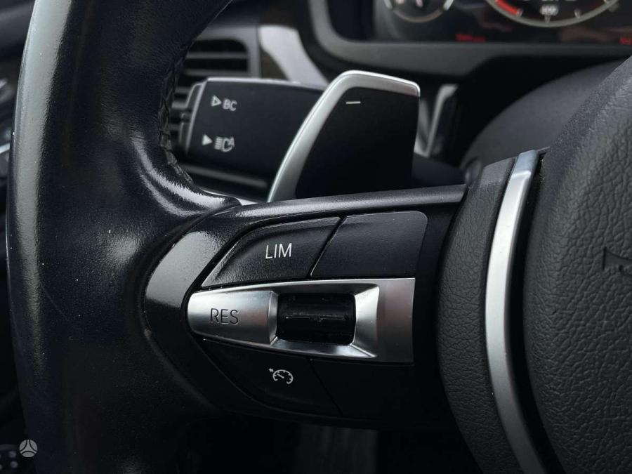 Black BMW X5 2014 in Vilnius, with an engine capacity of 3.00 L and mileage of 281 thousand km for 19999 €, photo 17 on AUTOMOTO.COM.LV