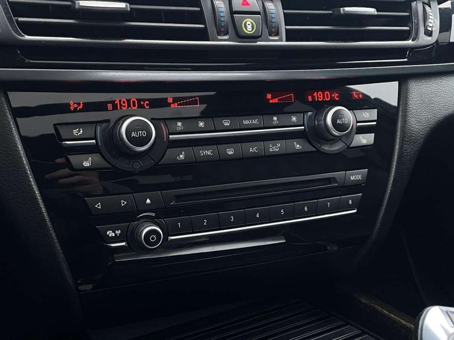 Black BMW X5 2014 in Vilnius, with an engine capacity of 3.00 L and mileage of 281 thousand km for 19999 €, photo 19 on AUTOMOTO.COM.LV