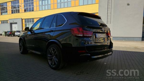 Black BMW X5 2014 in Riga, with an engine capacity of 3.00 L and mileage of 245 thousand km for 20000 €, photo 4 on AUTOMOTO.COM.LV