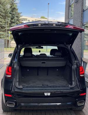 Black BMW X5 2014 in Marijampole, with an engine capacity of 2.99 L and mileage of 239 thousand km for 17499 €, photo 19 on AUTOMOTO.COM.LV