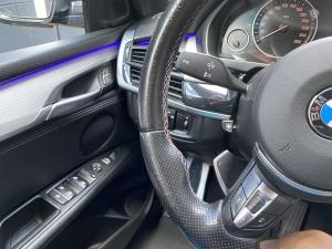Black BMW X5 2014 in Marijampole, with an engine capacity of 2.99 L and mileage of 239 thousand km for 17499 €, photo 28 on AUTOMOTO.COM.LV