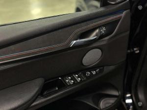 Black BMW X5 2014 in Klaipeda, with an engine capacity of 2.99 L and mileage of 288 thousand km for 19950 €, photo 30 on AUTOMOTO.COM.LV