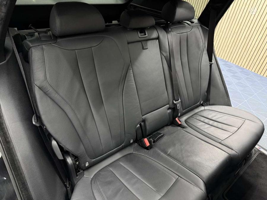 Black BMW X5 2014 in Marijampole, with an engine capacity of 2.99 L and mileage of 334 thousand km for 18750 €, photo 19 on AUTOMOTO.COM.LV