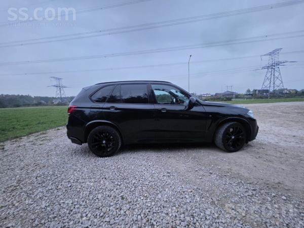 Black BMW X5 2014 in Riga, with an engine capacity of 3.00 L and mileage of 245 thousand km for 20950 €, photo 6 on AUTOMOTO.COM.LV