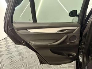 Black BMW X5 2014 in Marijampole, with an engine capacity of 2.00 L and mileage of 279 thousand km for 18750 €, photo 18 on AUTOMOTO.COM.LV