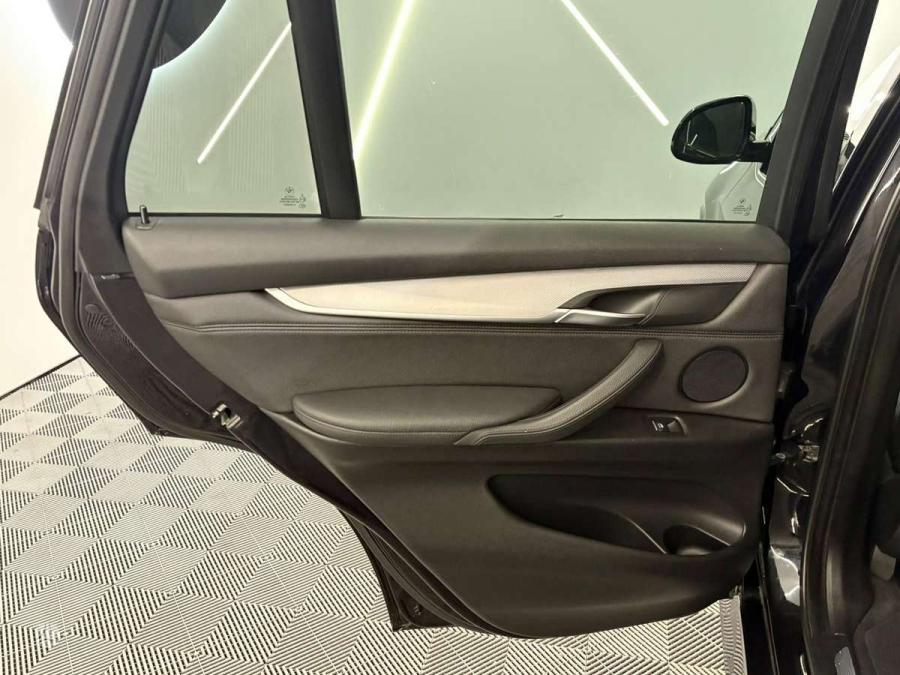 Black BMW X5 2014 in Marijampole, with an engine capacity of 2.00 L and mileage of 279 thousand km for 18750 €, photo 18 on AUTOMOTO.COM.LV