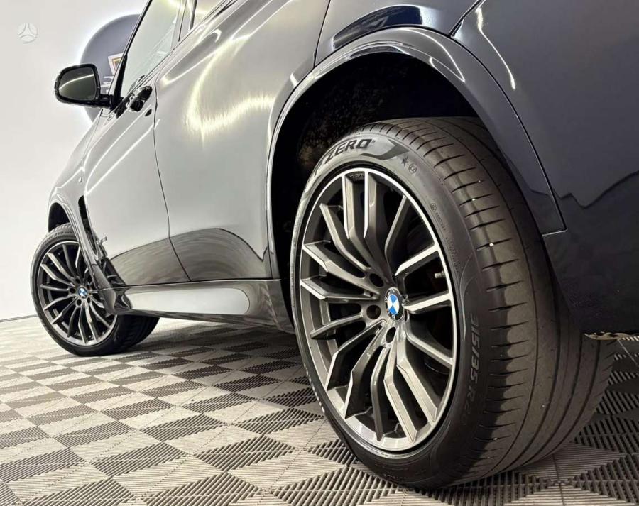 Black BMW X5 2014 in Marijampole, with an engine capacity of 2.00 L and mileage of 279 thousand km for 18750 €, photo 20 on AUTOMOTO.COM.LV