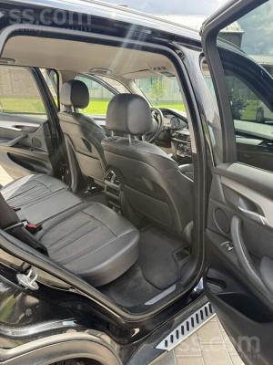 Black BMW X5 2014 in Riga, with an engine capacity of 3.00 L and mileage of 345 thousand km for 19000 €, photo 6 on AUTOMOTO.COM.LV