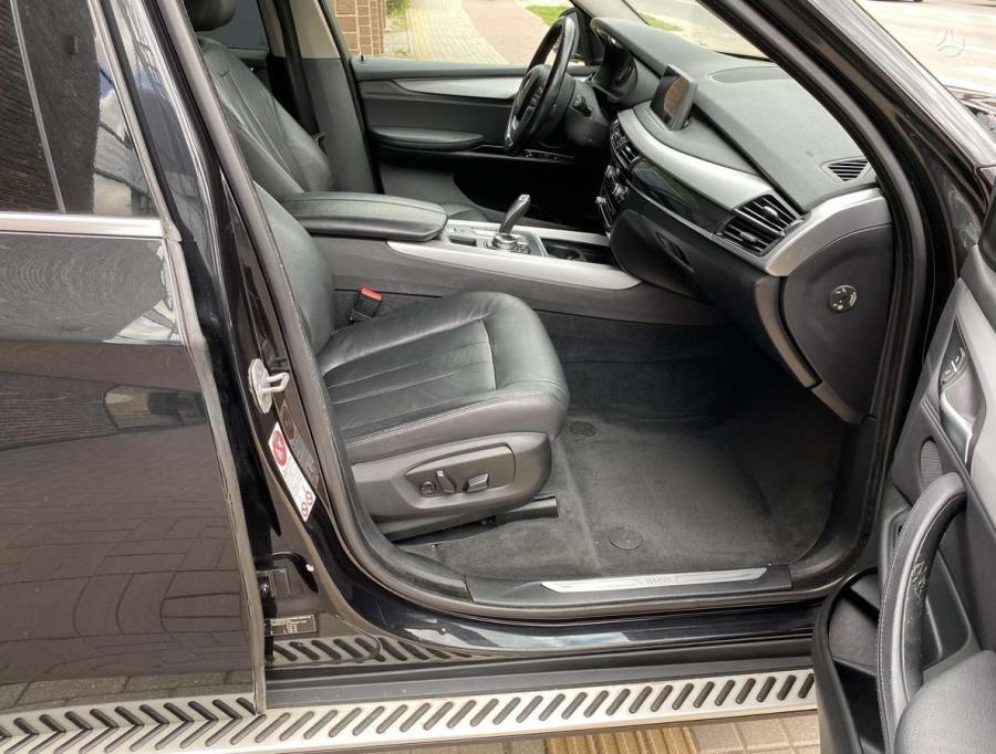 Black BMW X5 2014 in Marijampole, with an engine capacity of 2.99 L and mileage of 215 thousand km for 16850 €, photo 39 on AUTOMOTO.COM.LV