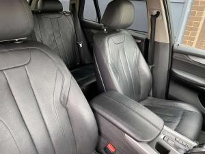 Black BMW X5 2014 in Marijampole, with an engine capacity of 2.99 L and mileage of 215 thousand km for 16850 €, photo 41 on AUTOMOTO.COM.LV