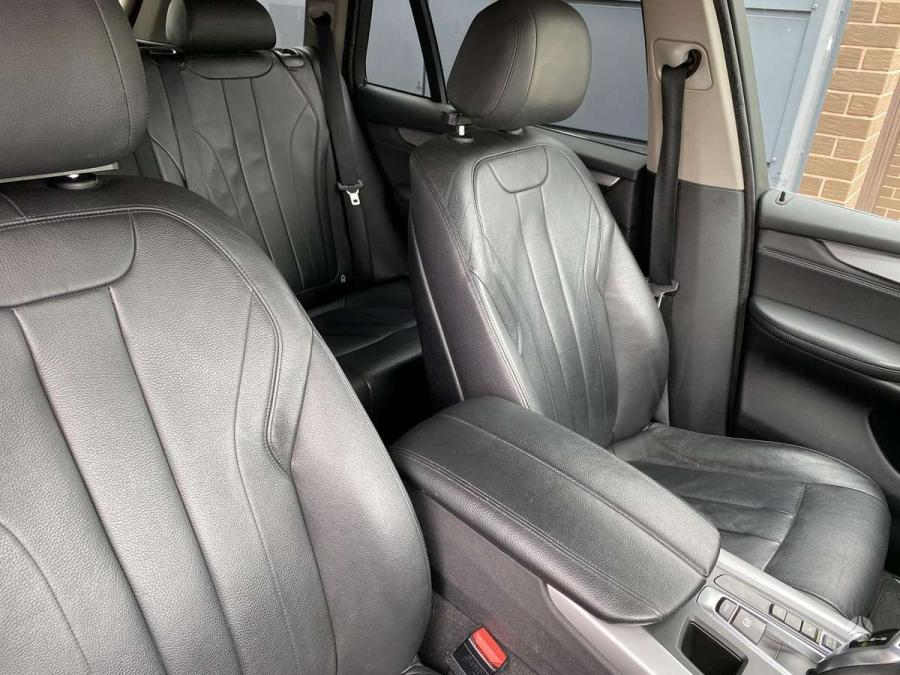 Black BMW X5 2014 in Marijampole, with an engine capacity of 2.99 L and mileage of 215 thousand km for 16850 €, photo 41 on AUTOMOTO.COM.LV