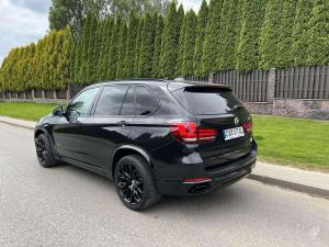 Black BMW X5 2014 in Vilnius, with an engine capacity of 2.99 L and mileage of 273 thousand km for 13999 €, photo 4 on AUTOMOTO.COM.LV