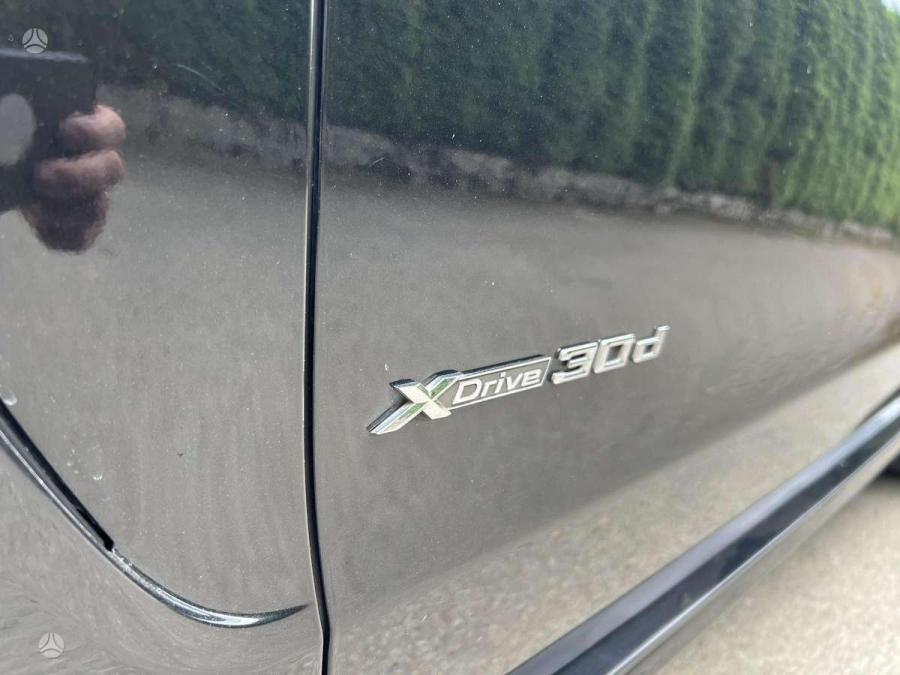 Black BMW X5 2014 in Vilnius, with an engine capacity of 2.99 L and mileage of 273 thousand km for 13999 €, photo 11 on AUTOMOTO.COM.LV