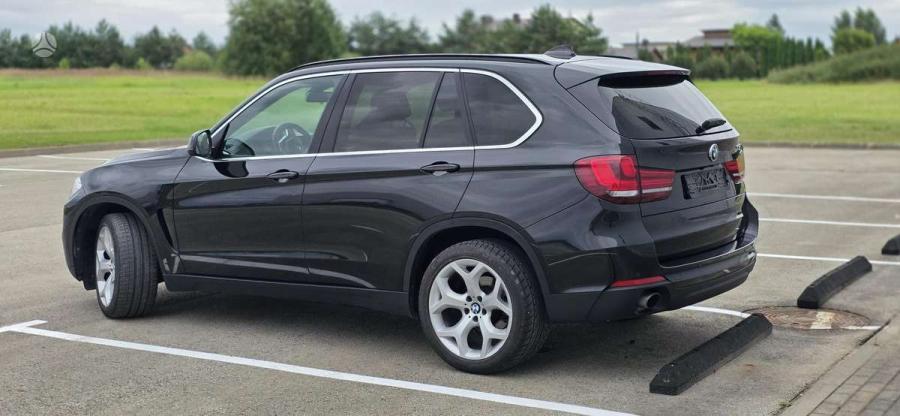Black BMW X5 2014 in Panevezys, with an engine capacity of 2.00 L and mileage of 248 thousand km for 16000 €, photo 4 on AUTOMOTO.COM.LV