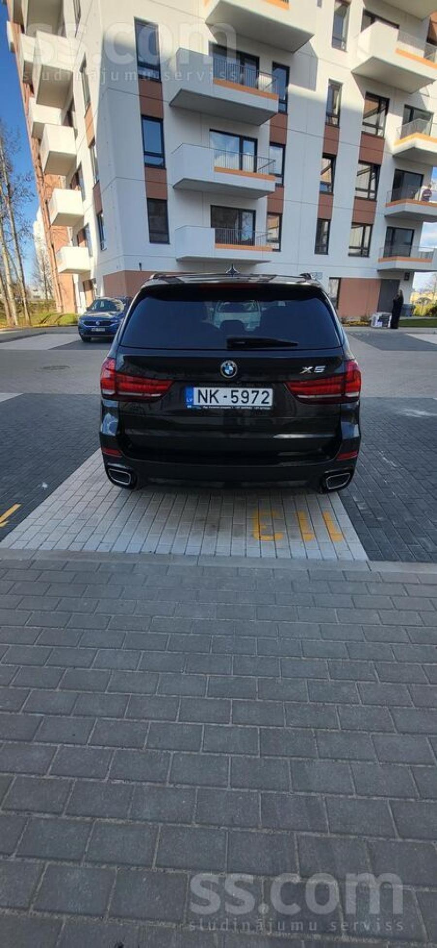 Black BMW X5 2014 in Riga, with an engine capacity of 3.00 L and mileage of 232 thousand km for 23000 €, photo 4 on AUTOMOTO.COM.LV