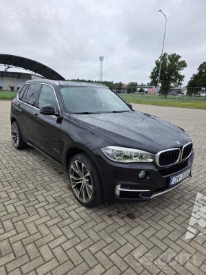 Black BMW X5 2014 in Valmiera, with an engine capacity of 3.00 L and mileage of 235 thousand km for 22400 €, photo 3 on AUTOMOTO.COM.LV