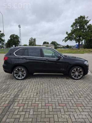 Black BMW X5 2014 in Valmiera, with an engine capacity of 3.00 L and mileage of 235 thousand km for 22400 €, photo 4 on AUTOMOTO.COM.LV
