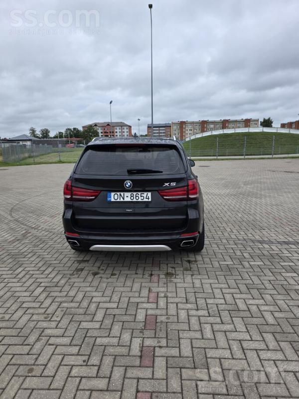 Black BMW X5 2014 in Valmiera, with an engine capacity of 3.00 L and mileage of 235 thousand km for 22400 €, photo 4 on AUTOMOTO.COM.LV