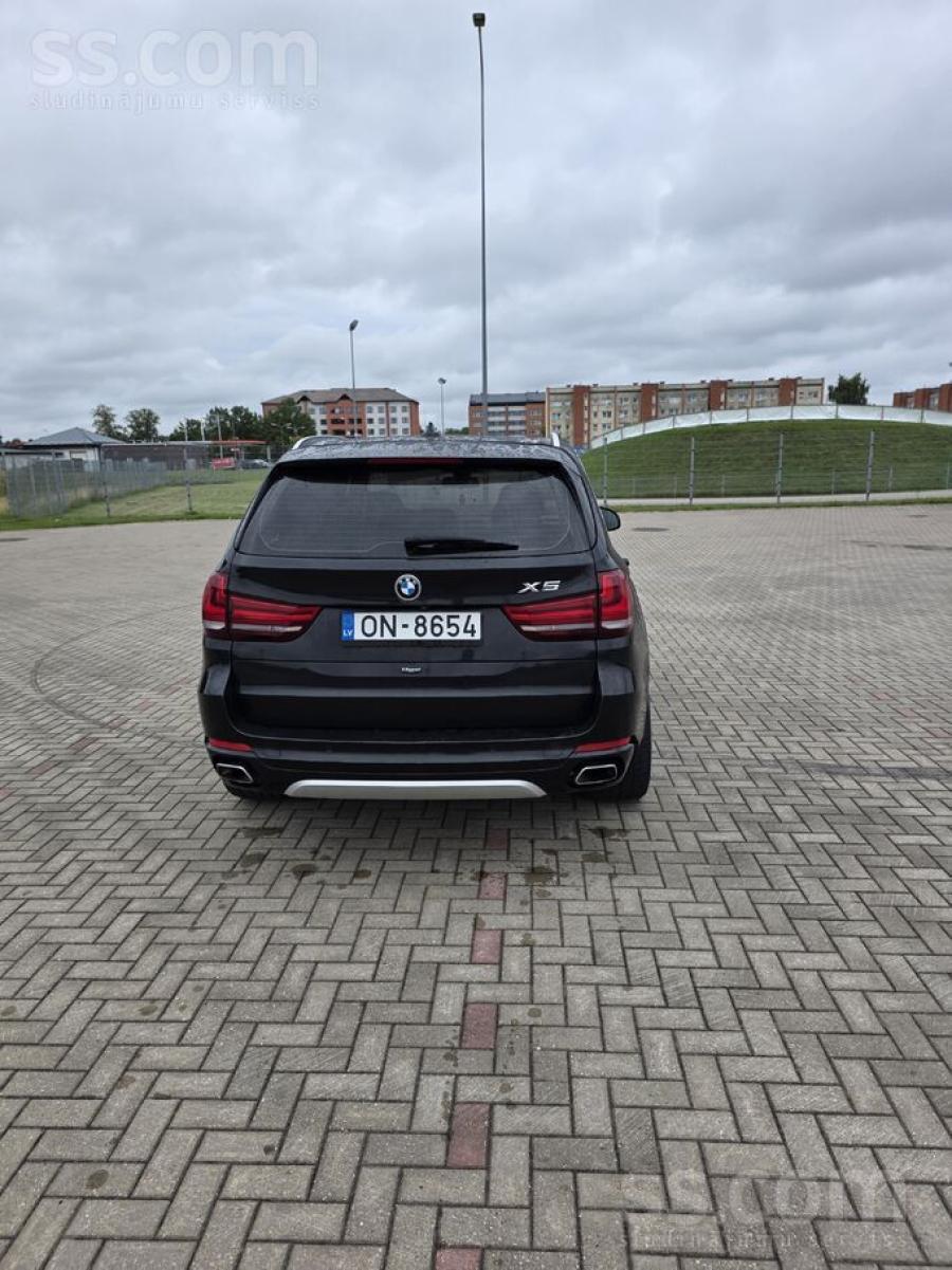 Black BMW X5 2014 in Valmiera, with an engine capacity of 3.00 L and mileage of 235 thousand km for 22400 €, photo 5 on AUTOMOTO.COM.LV