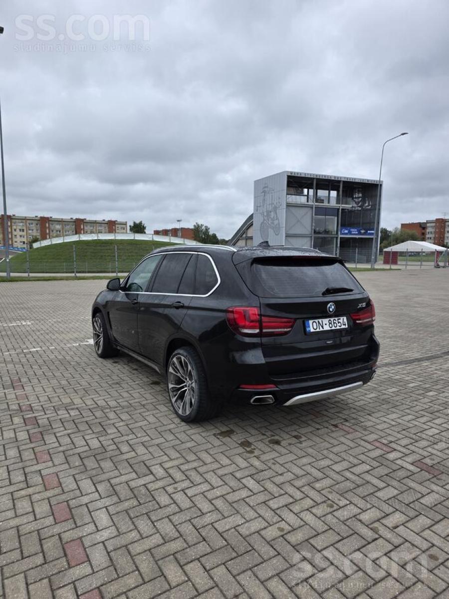 Black BMW X5 2014 in Valmiera, with an engine capacity of 3.00 L and mileage of 235 thousand km for 22400 €, photo 6 on AUTOMOTO.COM.LV
