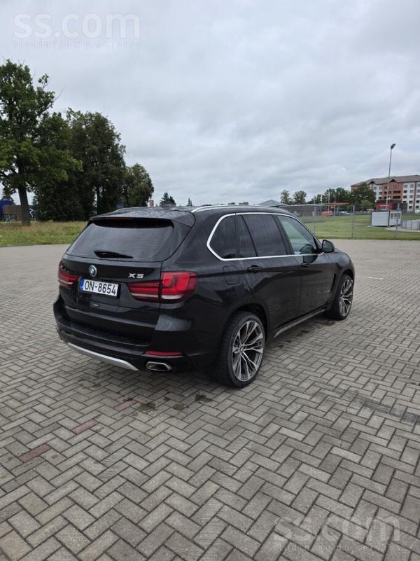 Black BMW X5 2014 in Valmiera, with an engine capacity of 3.00 L and mileage of 235 thousand km for 22400 €, photo 6 on AUTOMOTO.COM.LV