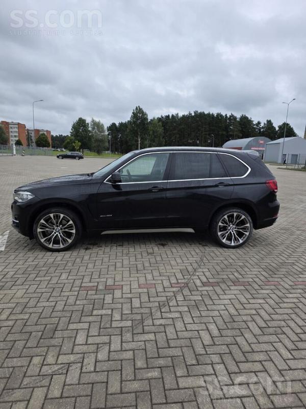 Black BMW X5 2014 in Valmiera, with an engine capacity of 3.00 L and mileage of 235 thousand km for 22400 €, photo 7 on AUTOMOTO.COM.LV
