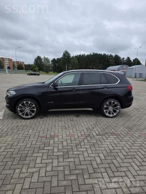 Black BMW X5 2014 in Valmiera, with an engine capacity of 3.00 L and mileage of 235 thousand km for 22400 €, photo 8 on AUTOMOTO.COM.LV