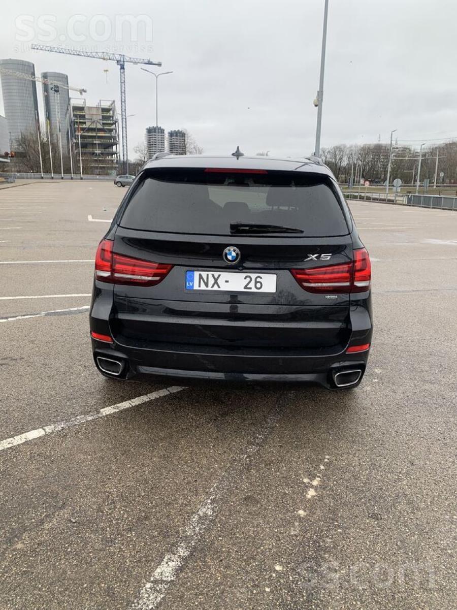 Black BMW X5 2014 in Riga, with an engine capacity of 2.00 L and mileage of 370 thousand km for 15900 €, photo 3 on AUTOMOTO.COM.LV