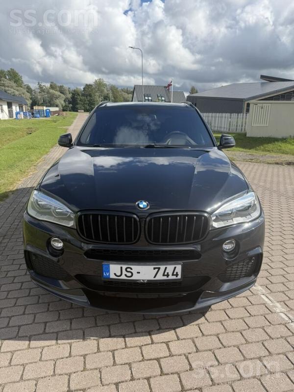 Black BMW X5 2014 in Ventspils, with an engine capacity of 3.00 L and mileage of 218 thousand km for 19400 €, photo 2 on AUTOMOTO.COM.LV