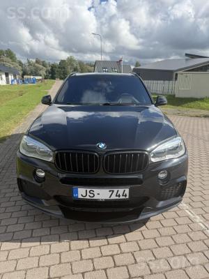 Black BMW X5 2014 in Ventspils, with an engine capacity of 3.00 L and mileage of 218 thousand km for 19400 €, photo 3 on AUTOMOTO.COM.LV