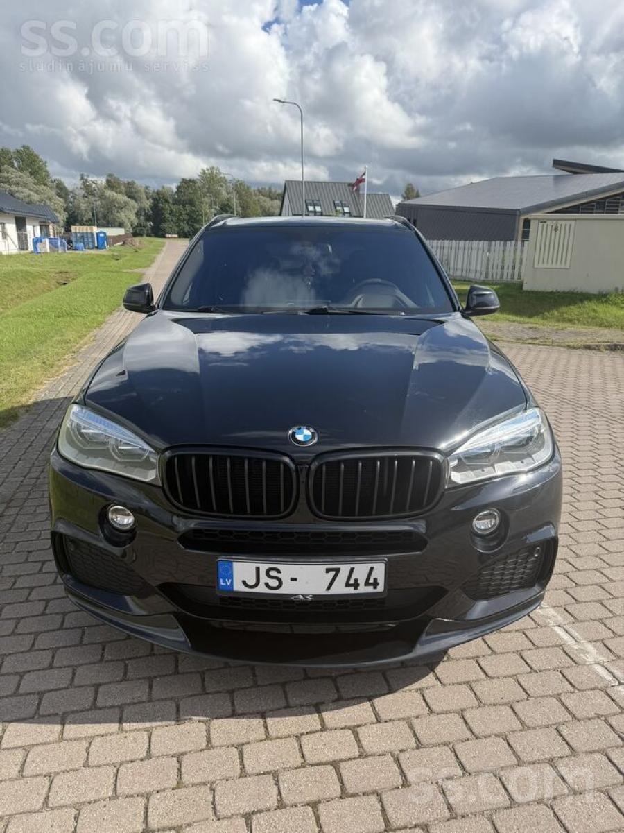 Black BMW X5 2014 in Ventspils, with an engine capacity of 3.00 L and mileage of 218 thousand km for 19400 €, photo 3 on AUTOMOTO.COM.LV