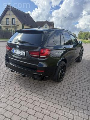 Black BMW X5 2014 in Ventspils, with an engine capacity of 3.00 L and mileage of 218 thousand km for 19400 €, photo 4 on AUTOMOTO.COM.LV