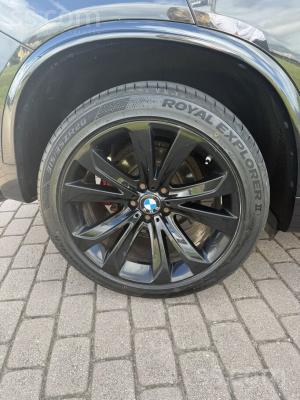 Black BMW X5 2014 in Ventspils, with an engine capacity of 3.00 L and mileage of 218 thousand km for 19400 €, photo 5 on AUTOMOTO.COM.LV
