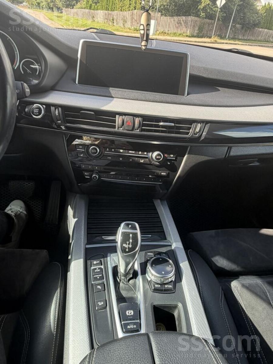 Black BMW X5 2014 in Ventspils, with an engine capacity of 3.00 L and mileage of 218 thousand km for 19400 €, photo 7 on AUTOMOTO.COM.LV