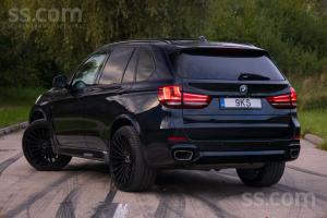 Black BMW X5 2014 in Riga, with an engine capacity of 3.00 L and mileage of 260 thousand km for 23100 €, photo 5 on AUTOMOTO.COM.LV