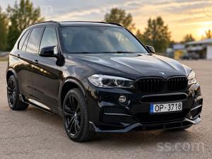 Black BMW X5 2014 in Jelgava, with an engine capacity of 3.00 L and mileage of 302 thousand km for 20450 €, photo 3 on AUTOMOTO.COM.LV