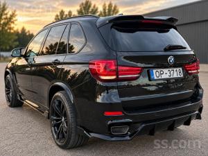 Black BMW X5 2014 in Jelgava, with an engine capacity of 3.00 L and mileage of 302 thousand km for 20450 €, photo 5 on AUTOMOTO.COM.LV